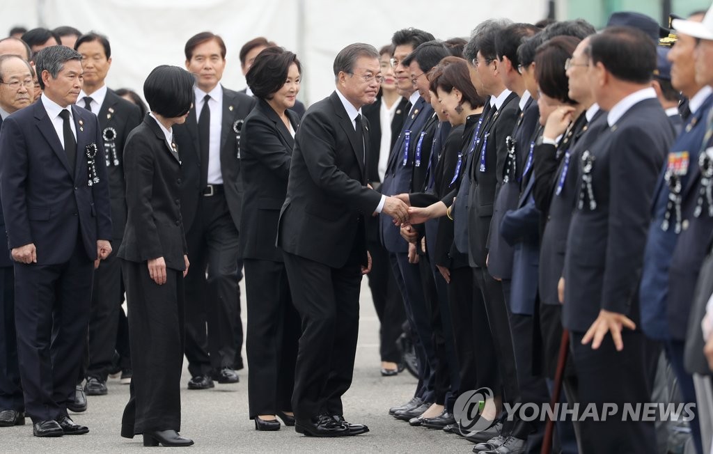 현충일 추념식 입장하는 문 대통령 연합뉴스