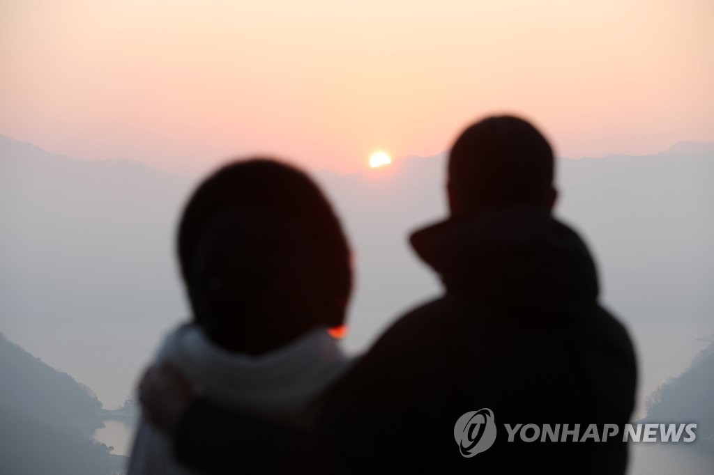 소양호 위로 솟아오르는 새해 첫 태양 연합뉴스