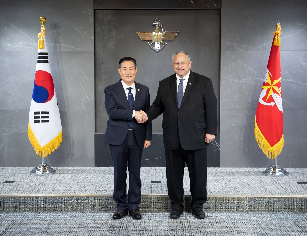 Defense minister, U.S. naval chief discuss N. Korea, defense industry cooperation | Yonhap News ...