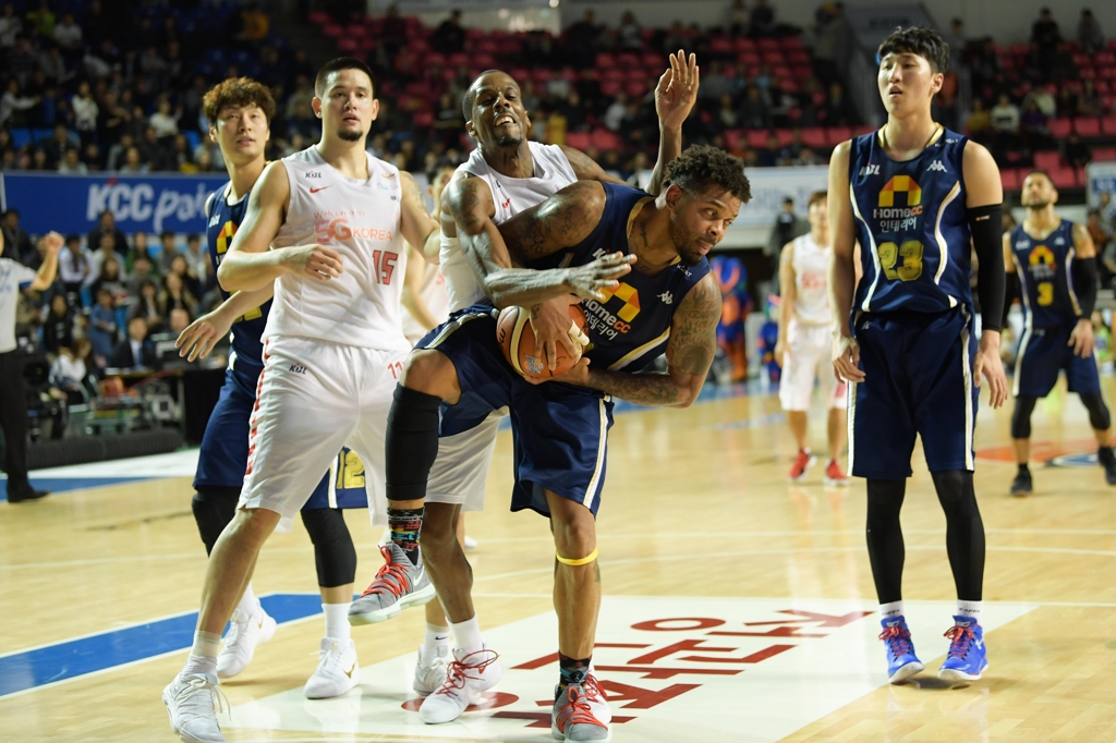 [프로농구전망대] 공동선두 KCC-SK, 6일 단독 1위 놓고 격돌 | 연합뉴스