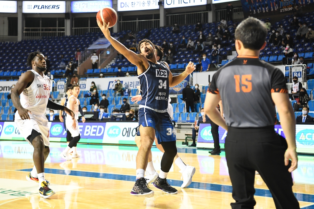 '데이비스 38점 17리바운드'…KCC, SK 꺾고 공동 2위로 | 연합뉴스