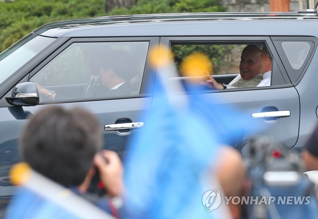 손 흔드는 프란치스코 교황 연합뉴스