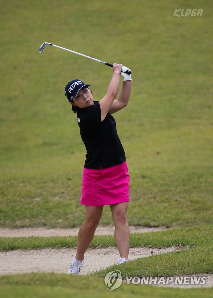 세컨샷 시도하는 한소영 | 연합뉴스