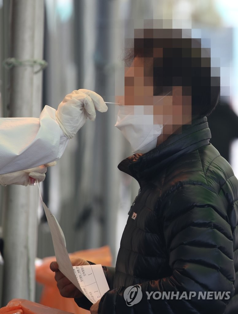 국내 신규 확진자 수 다시 300명 대로 연합뉴스