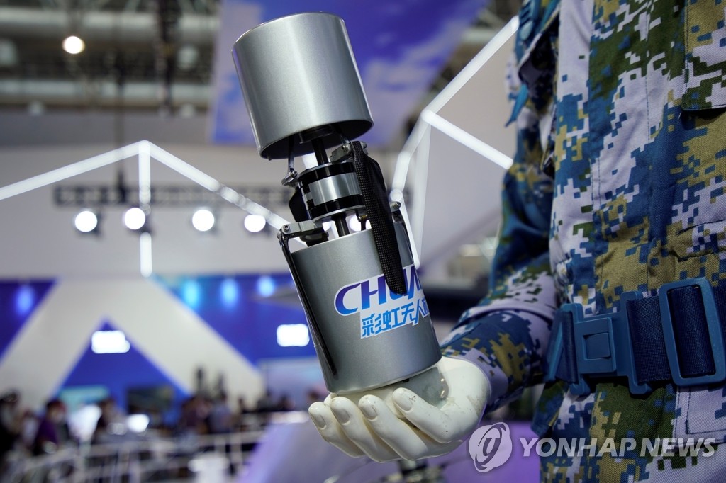 주하이 에어쇼에 전시된 미니 공격용 드론 'CH-817' 모형 | 연합뉴스