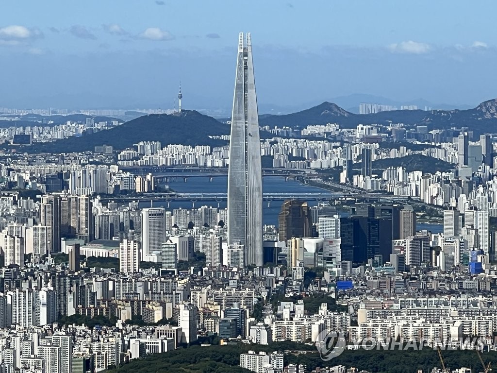 롯데월드타워 외벽 유리창 청소하는 인부들 연합뉴스