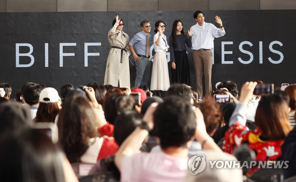 부산국제영화제 홍상수 감독 영화 '탑' 야외 무대인사 | 연합뉴스