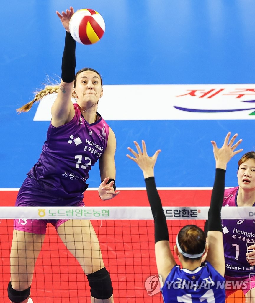 Volleyball: Heungkuk Life vs. IBK Altos | Yonhap News Agency