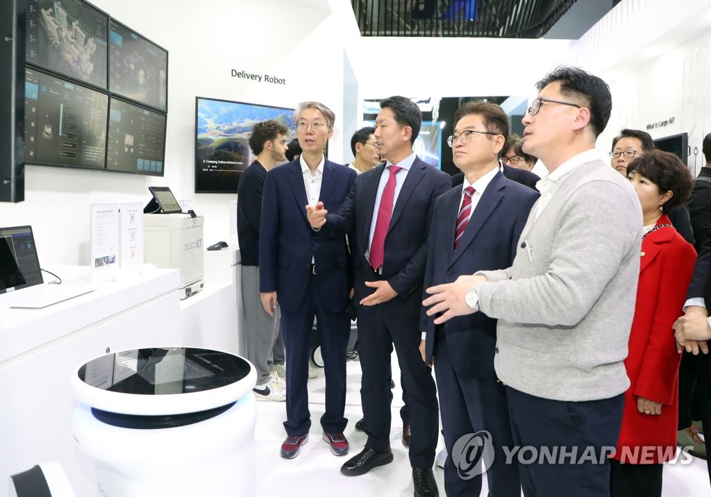 'MWC 2023' KT 전시관 찾은 이철우 경북지사 | 연합뉴스