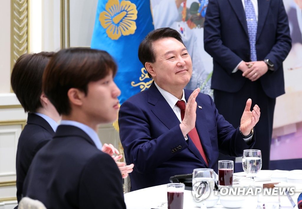 박수치는 윤석열 대통령 | 연합뉴스