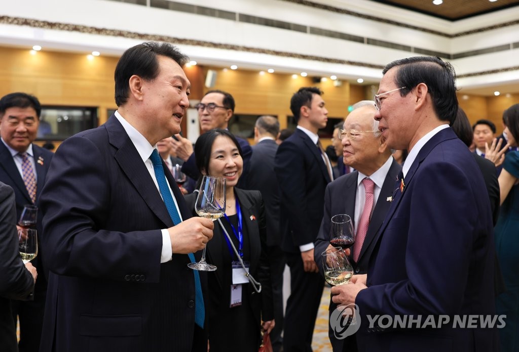 환담 나누는 윤석열 대통령 연합뉴스