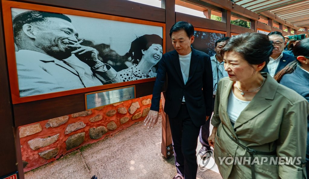 박근혜 박정희 전 대통령 생가 방문 연합뉴스