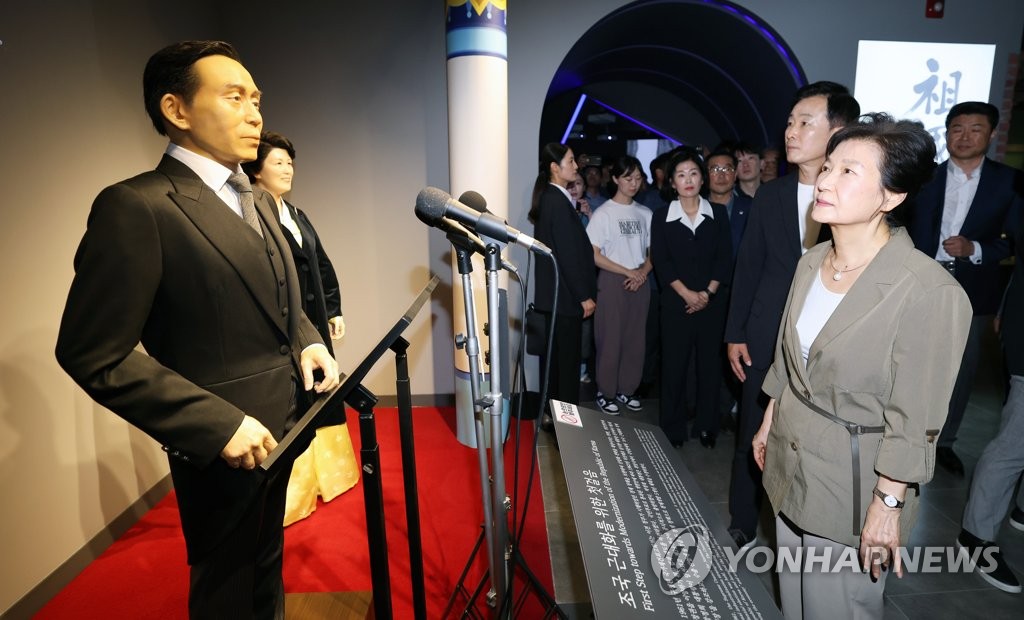 박근혜 공개 외출 재개…방문지는 박정희 전 대통령 생가 연합뉴스