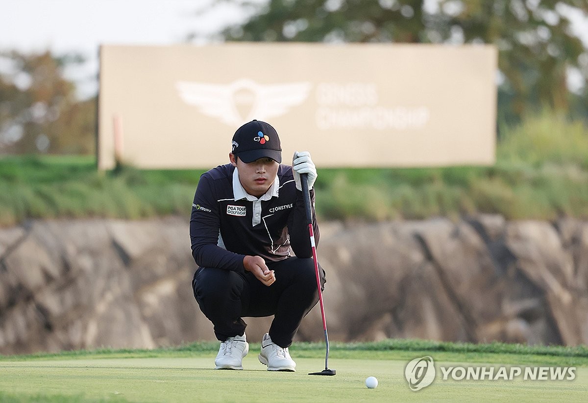 그린 퍼팅 라인 살피는 배용준 | 연합뉴스