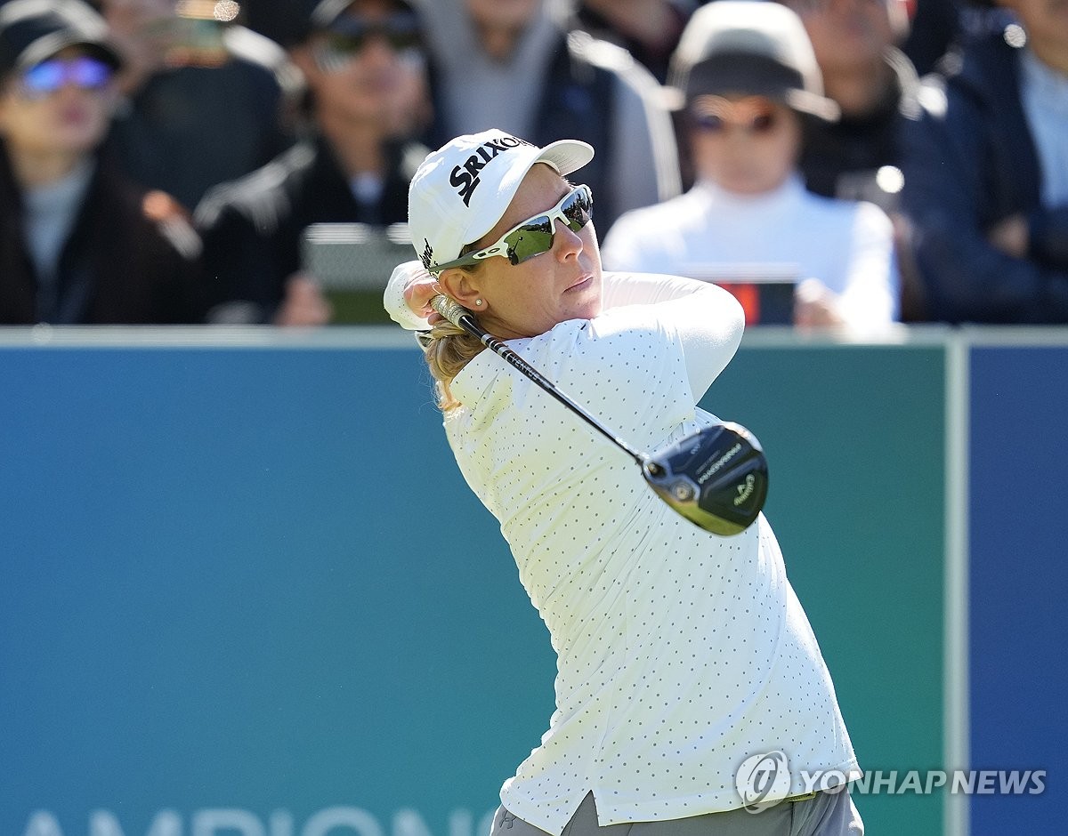 LPGA 투어 BMW 챔피언십 3R, 티샷 치는 뷰하이 | 연합뉴스