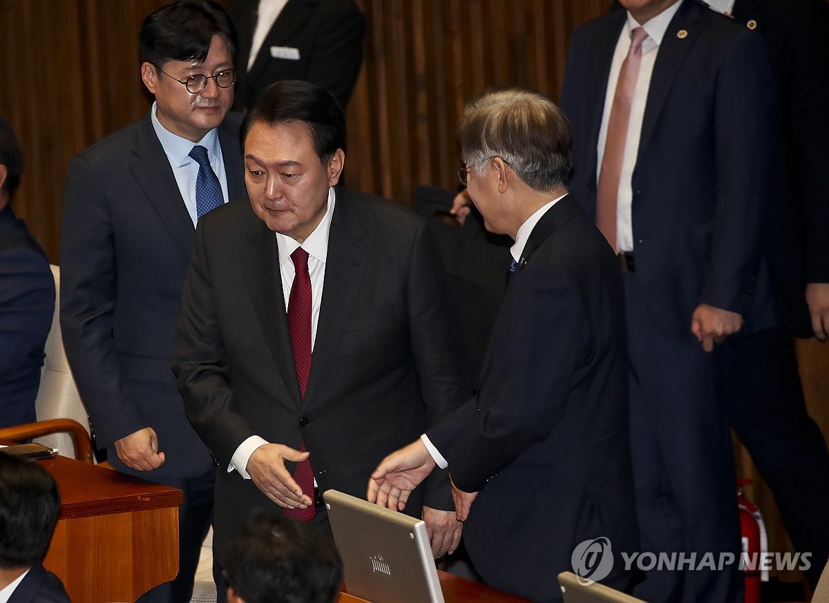 이재명 대표와 악수하는 윤석열 대통령 연합뉴스