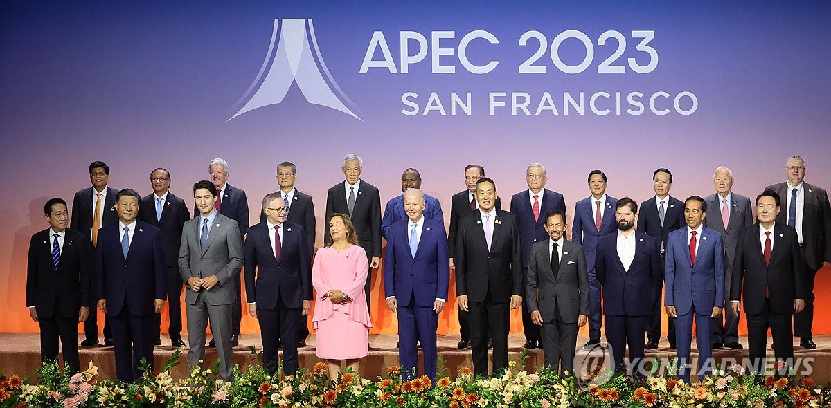 윤석열 대통령, APEC 정상들과 단체 사진촬영 | 연합뉴스