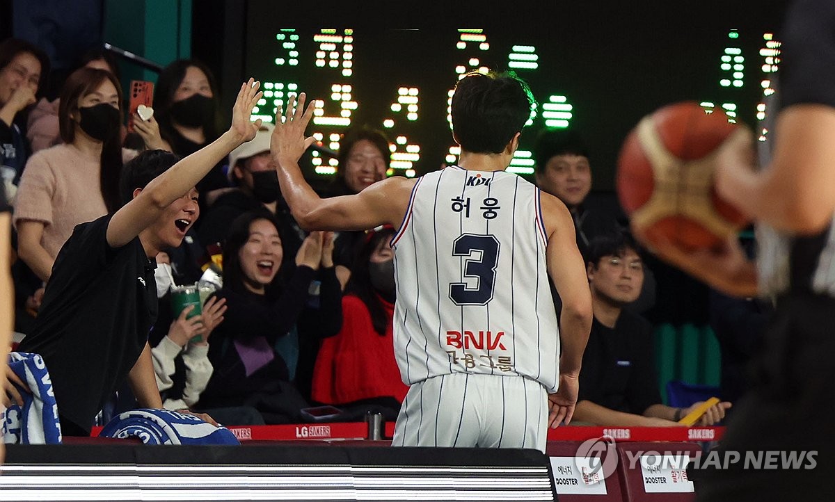 KCC 허웅 3Q 버저비터 | 연합뉴스