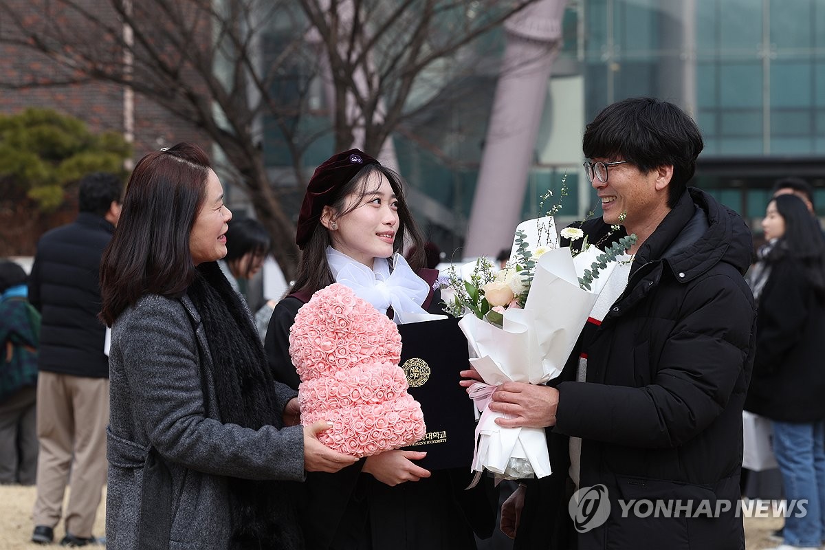 사랑하는 딸 졸업 축하해 연합뉴스