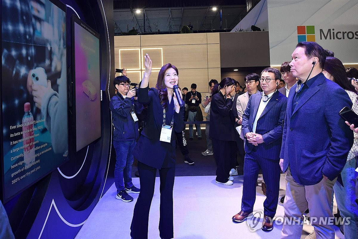 MWC, SKT 부스 돌아보는 최태원 회장 | 연합뉴스