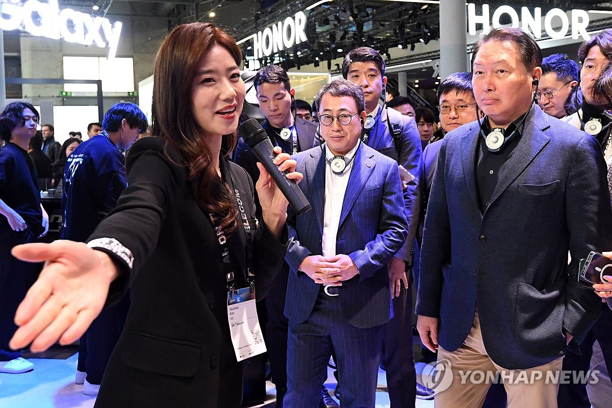 MWC, SKT 부스 돌아보는 최태원 회장 | 연합뉴스