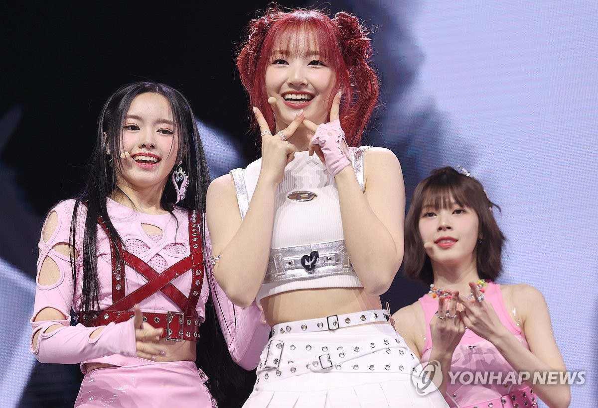 S. Korean girl group UNIS | Yonhap News Agency