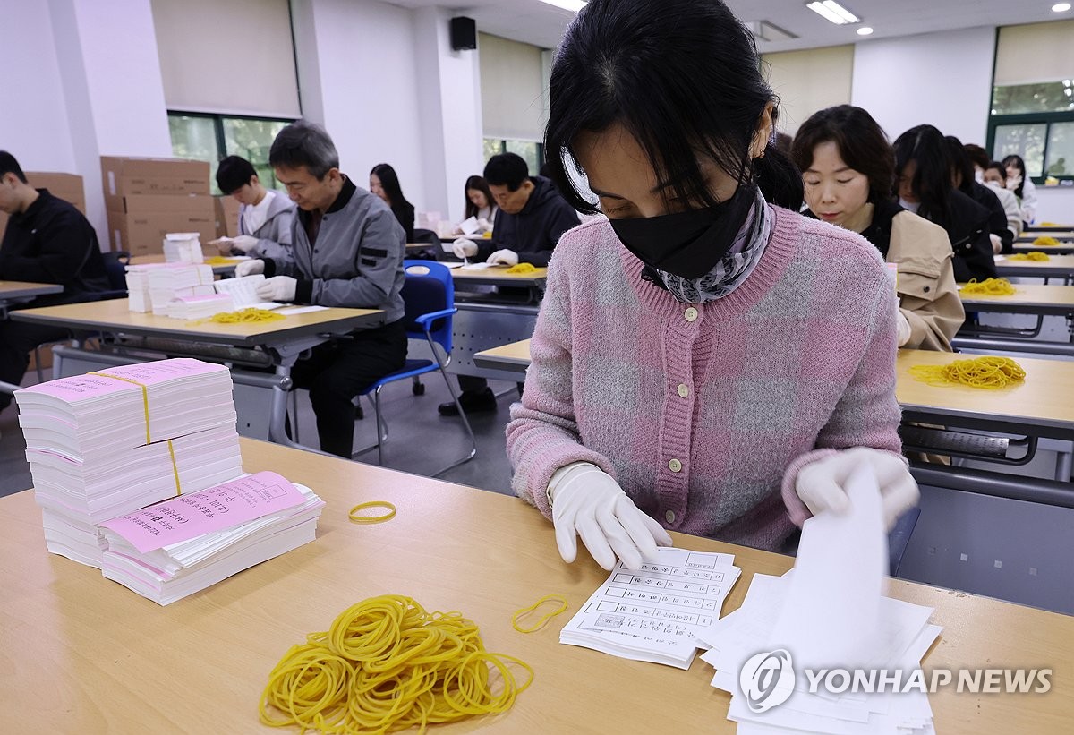 총선 투표용지 검수 연합뉴스