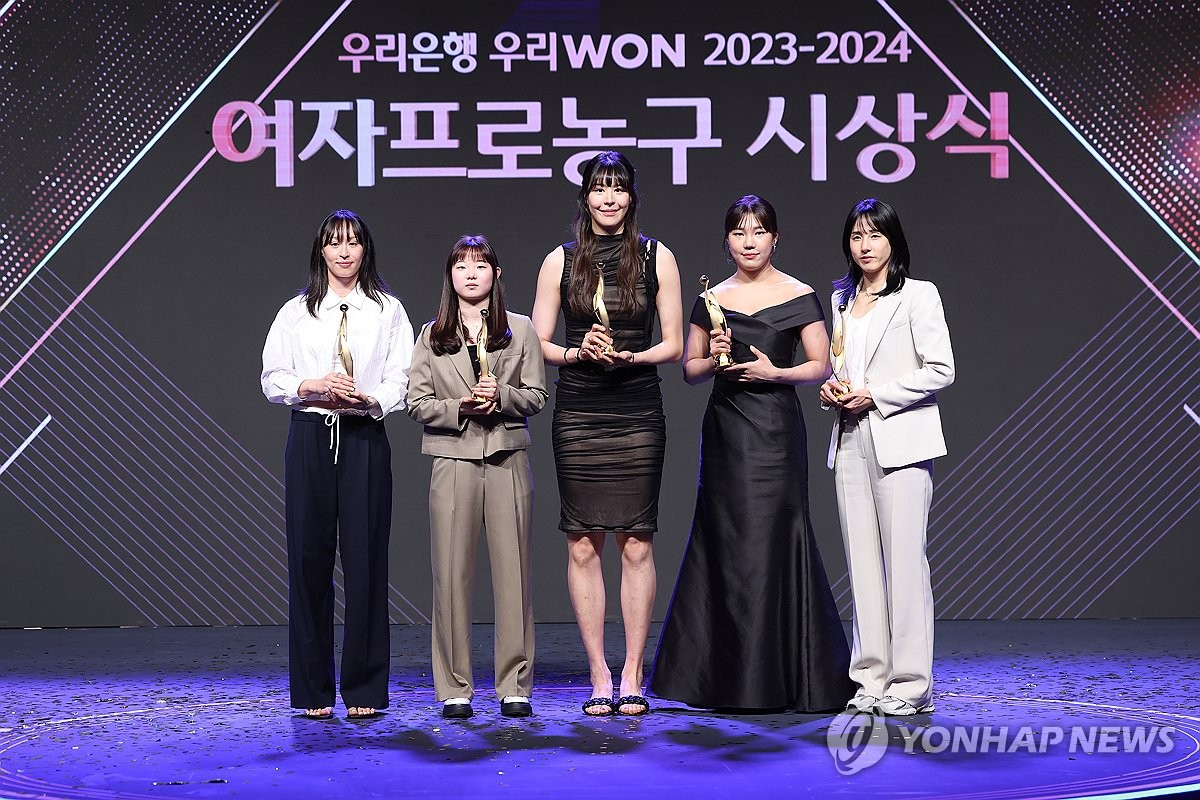 단체 기념촬영하는 WKBL 베스트 5 선수들 | 연합뉴스