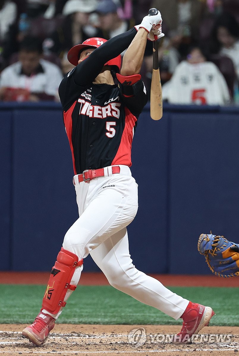 Tigers' Kim Do-yeong becomes 1st KBO player with 10 homers, 10 steals in single month | Yonhap ...