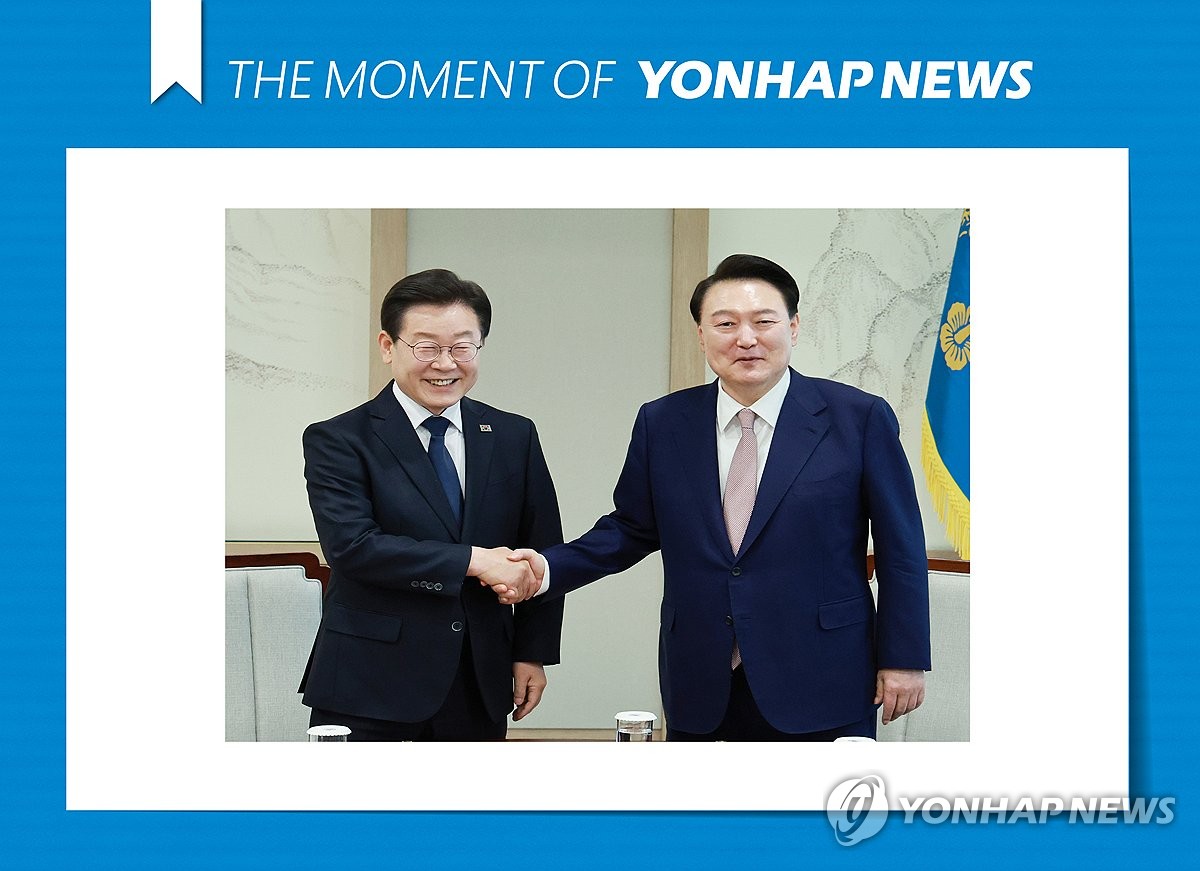 [모멘트] 악수하는 윤석열 대통령과 이재명 대표 연합뉴스
