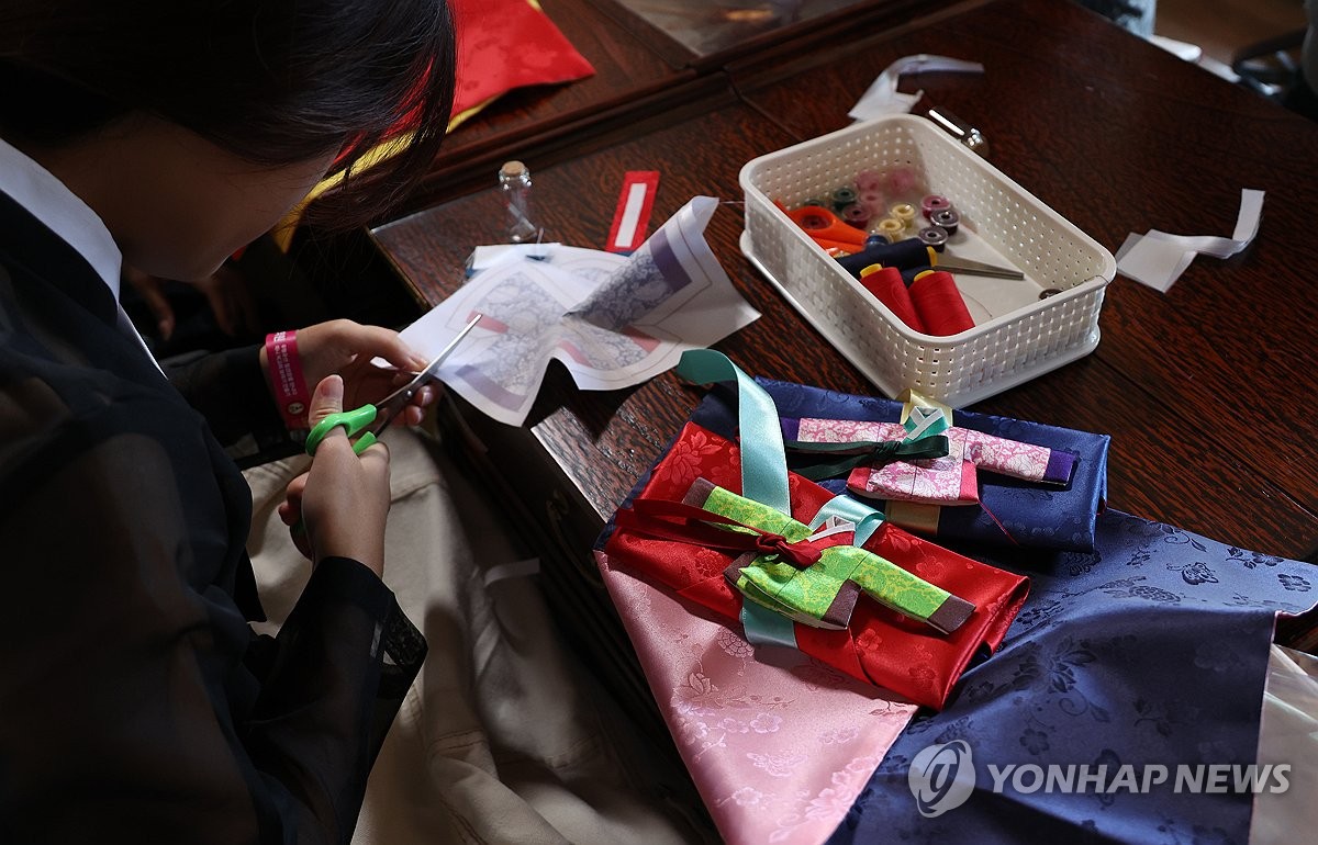 한글날 만드는 한복 소품 | 연합뉴스