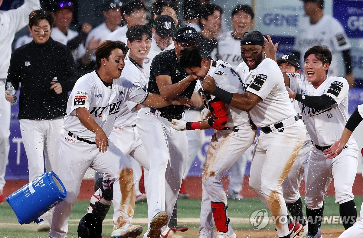 kt, 4차전 승리하며 승부 원점으로 | 연합뉴스