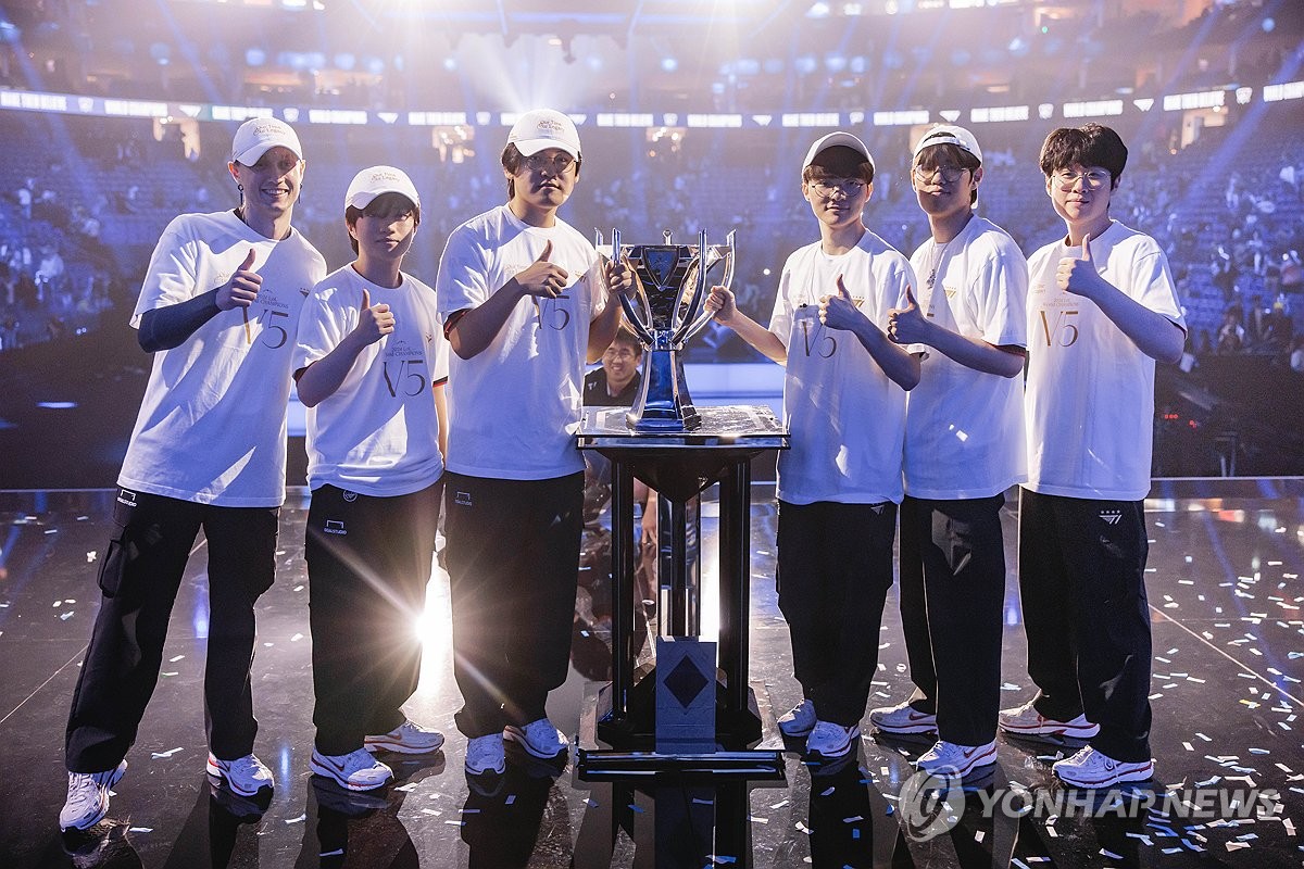 '월드 챔피언' T1, 롤드컵 결승서 BLG 꺾고 통산 5회 우승 | 연합뉴스