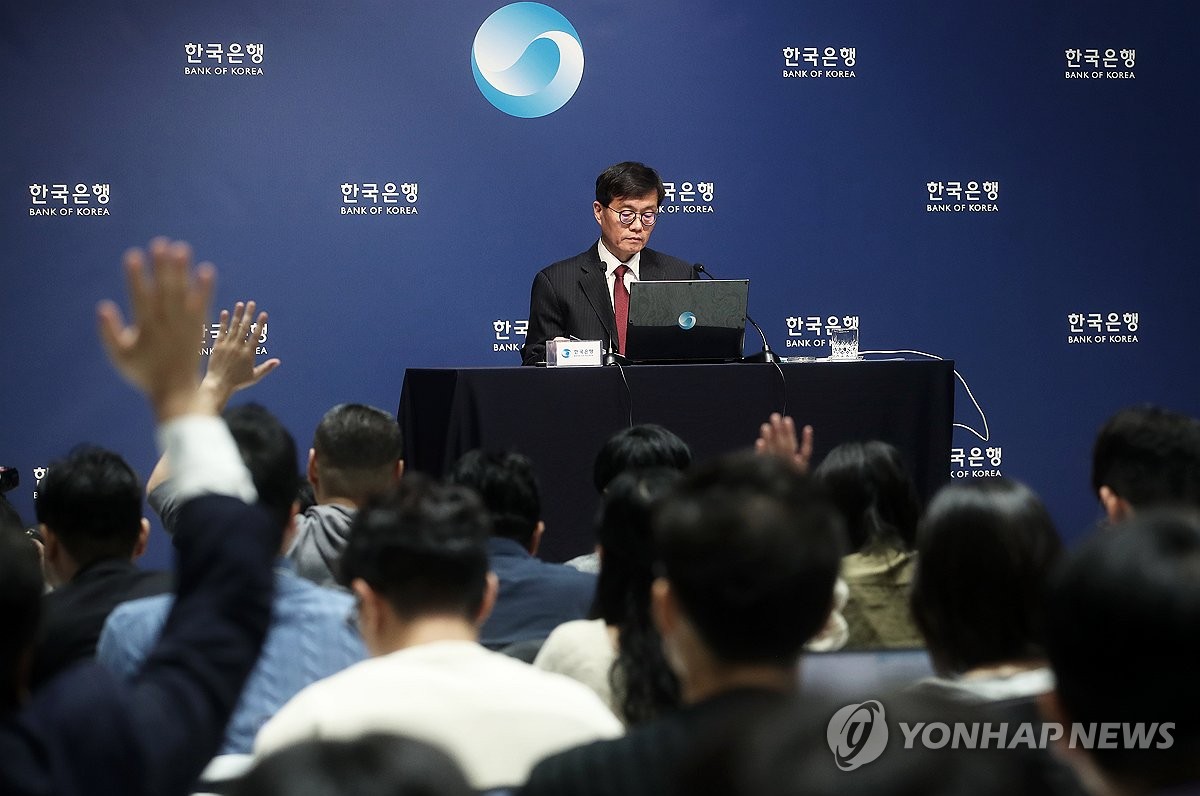 취재진 질문 받는 이창용 한국은행 총재 연합뉴스