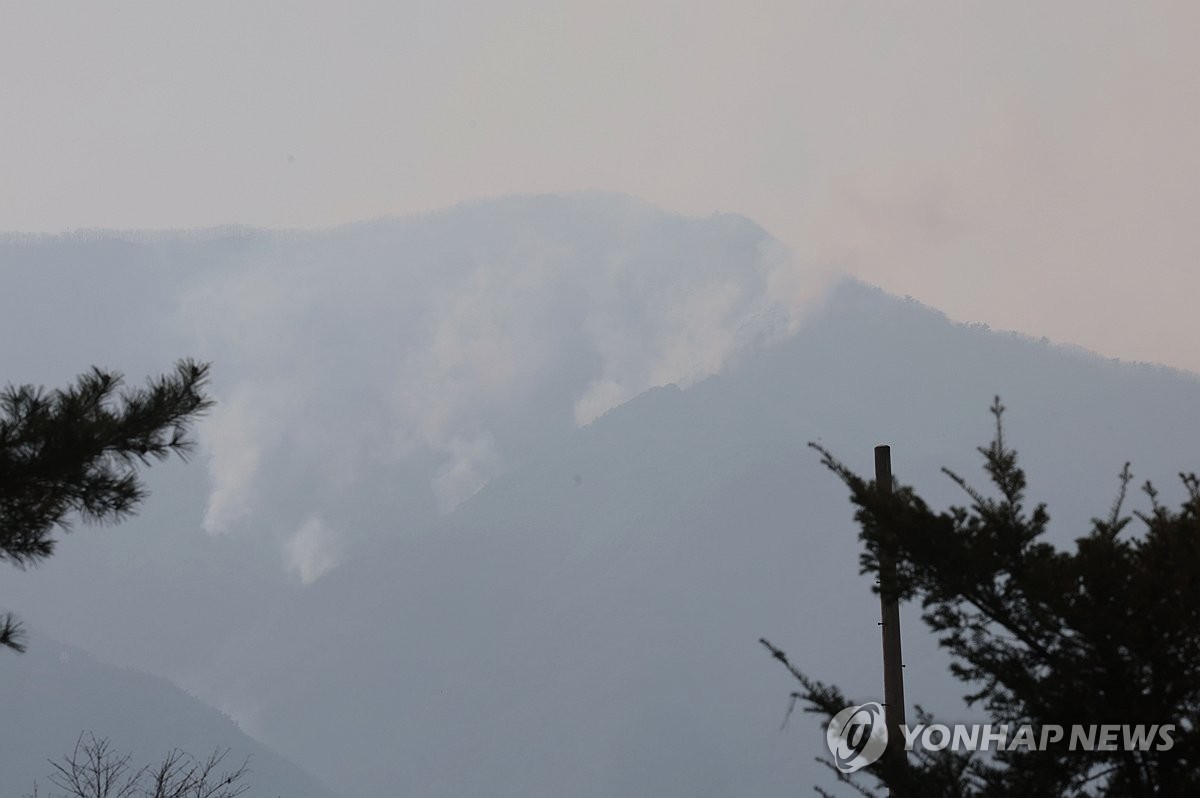 산청 산불 엿새째…지리산국립공원으로 확산하는 연기 | 연합뉴스