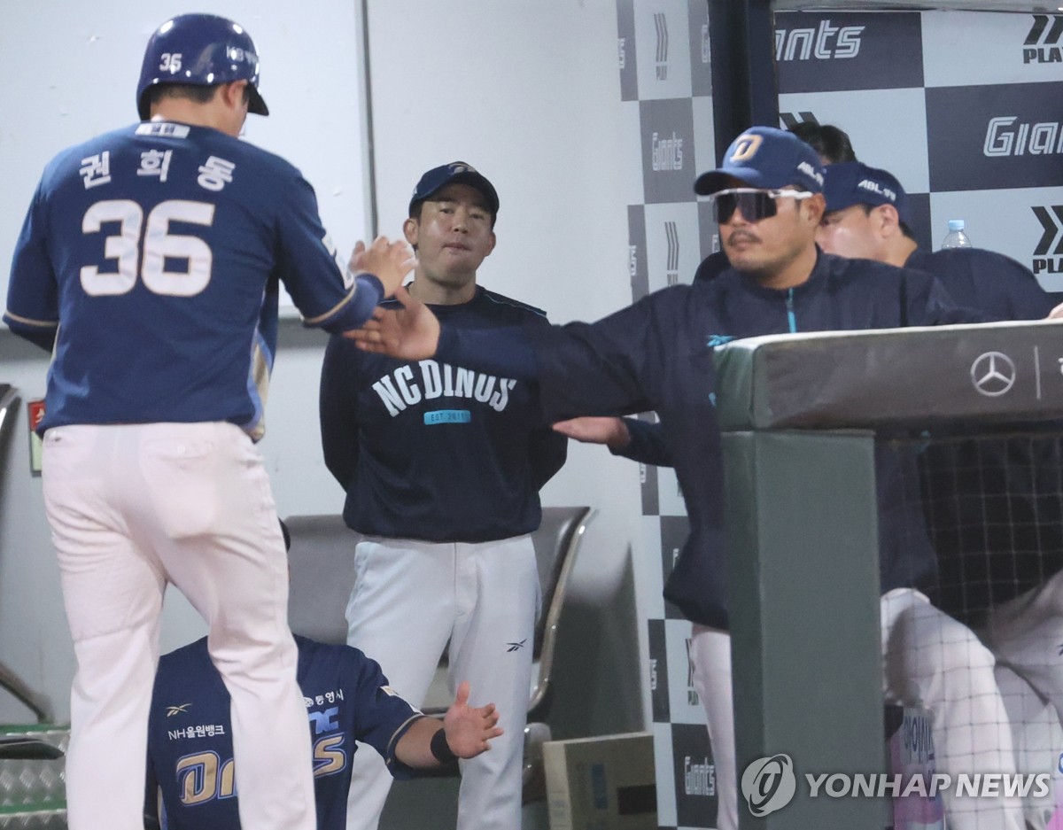 Superstitious manager trying to stay calm as KBO postseason race heats up | Yonhap News Agency