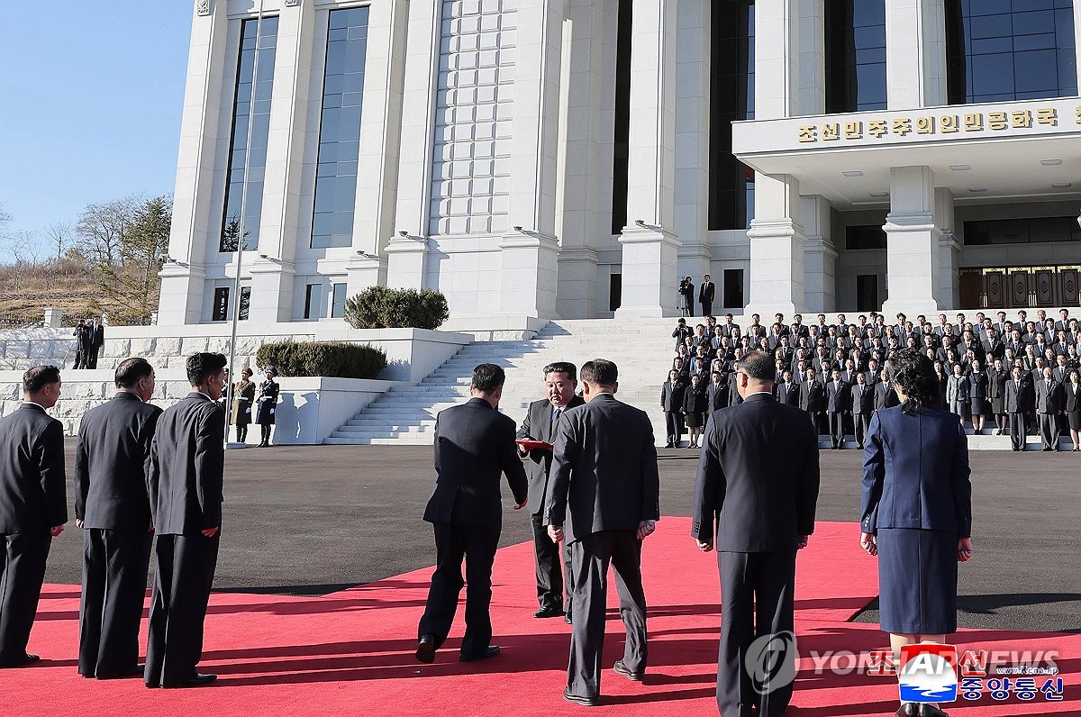 김정은, 최고재판소와 최고검찰소 방문 | 연합뉴스